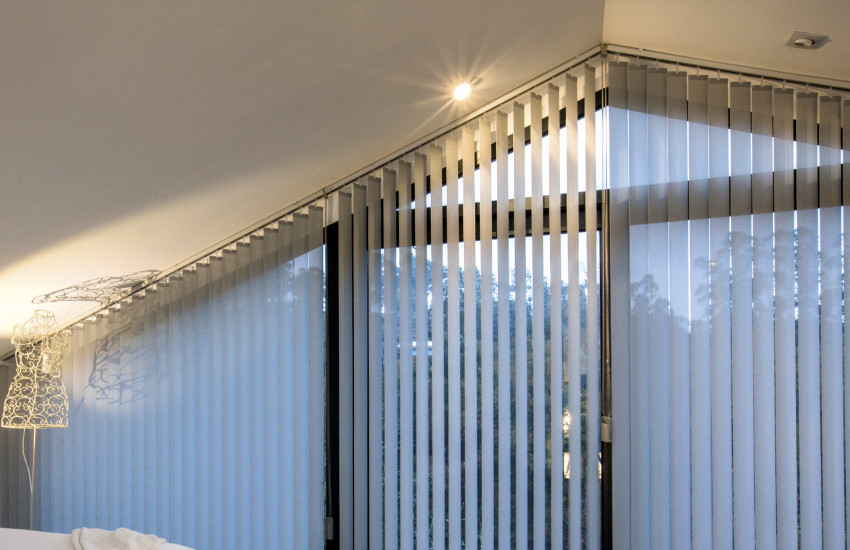 Stores à bandes verticales à Lille - Nord